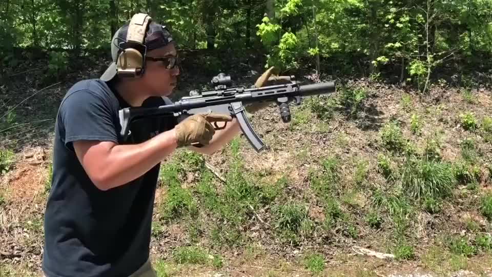 MP5冲锋枪与G3自动步枪射击实测，口径不同威力也大不相同！_新浪新闻