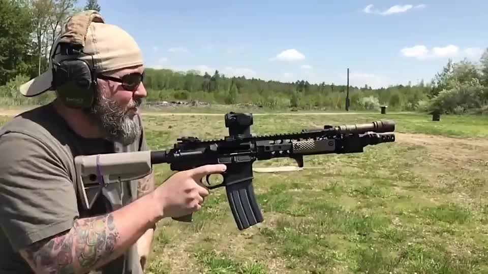 SR-16全自动突击步枪靶场射击测试，弹壳满屏都是！_新浪新闻