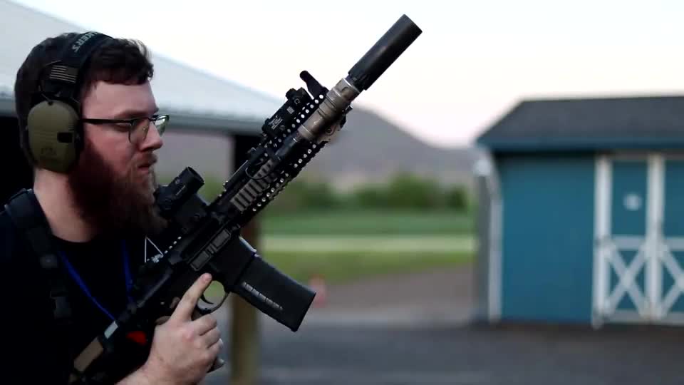 配置相当高的MK18突击步枪，由M4A1步枪演变而来，可靠性极高_新浪新闻