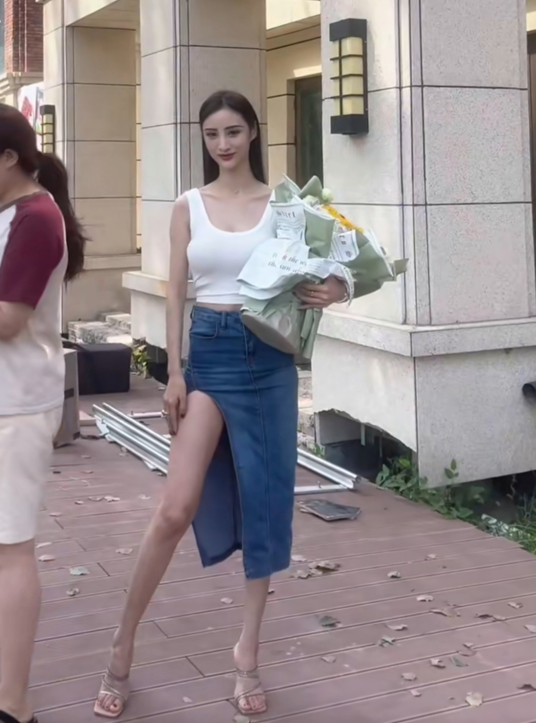 演员吴春怡晒杀青照，穿高叉裙大秀好身材，美腿白皙修长太抢镜|吴春怡|美腿|白皙_新浪新闻