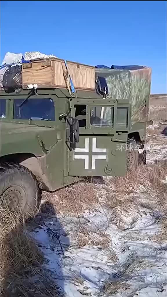 穿越回二战？乌军用悍马牵引L119榴弹炮，车门上的铁十字亮了！_新浪新闻