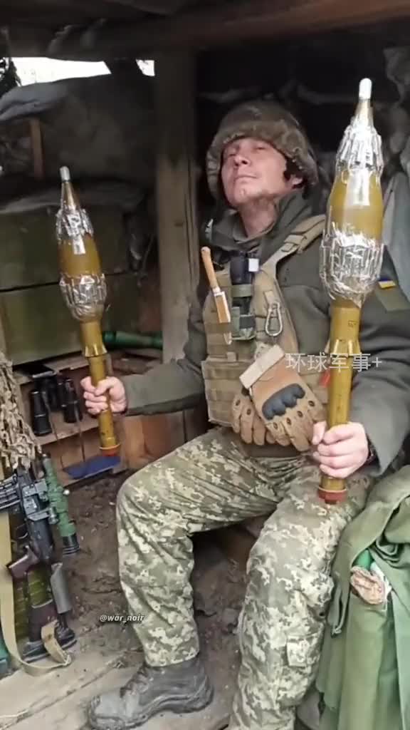 乌军PG-7VL火箭弹，绑上一圈7.62子弹，直接用RPG发射！_新浪新闻