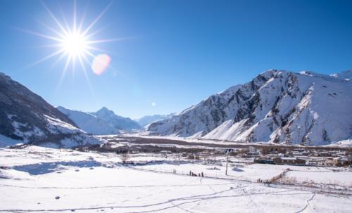 卡兹别克，格鲁吉亚著名的旅游胜地，雪山脚下的小镇宛若世外桃源__财经头条