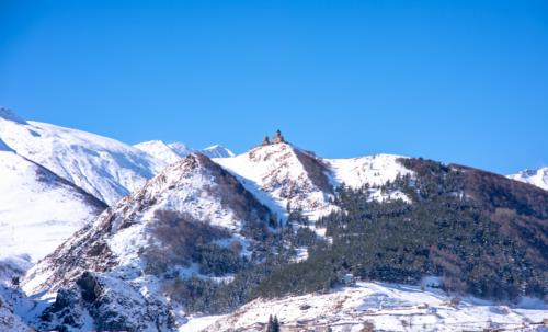 卡兹别克，格鲁吉亚著名的旅游胜地，雪山脚下的小镇宛若世外桃源__财经头条