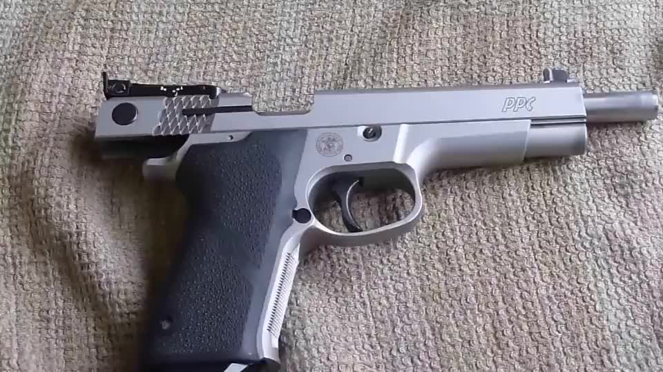 崭新的半自动手枪靶场射击测试，乍一看还以为这是M1911呢_新浪新闻