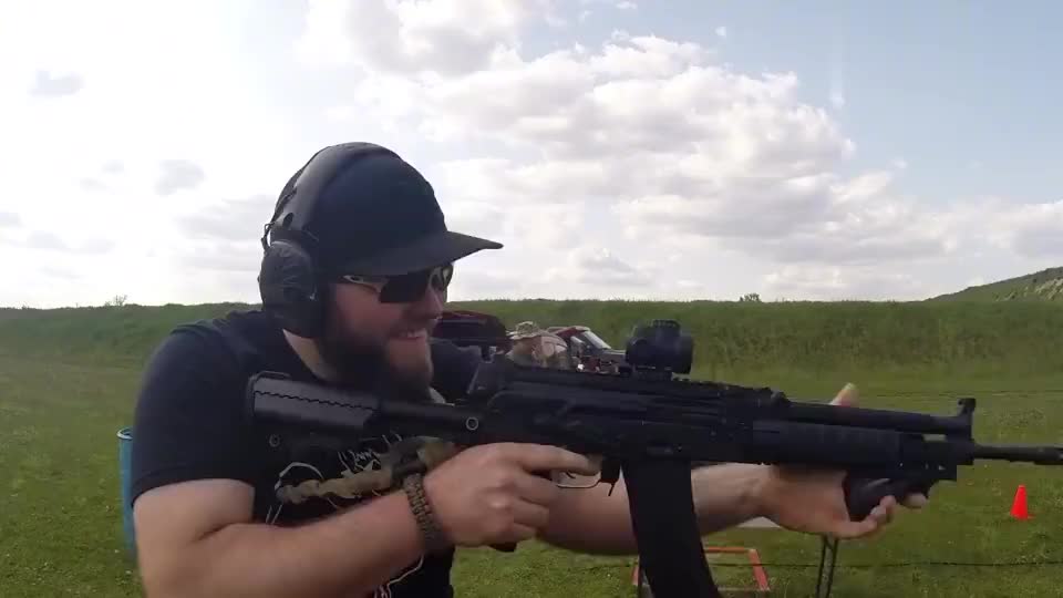 KTR-09突击步枪射击百米标靶，对于近视眼的来说这是个挑战！_新浪新闻