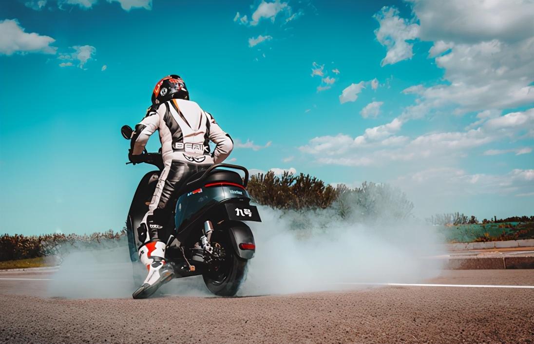 最大速度达135km/h？九号电动E300P全新上市，多项黑科技加持-新浪汽车