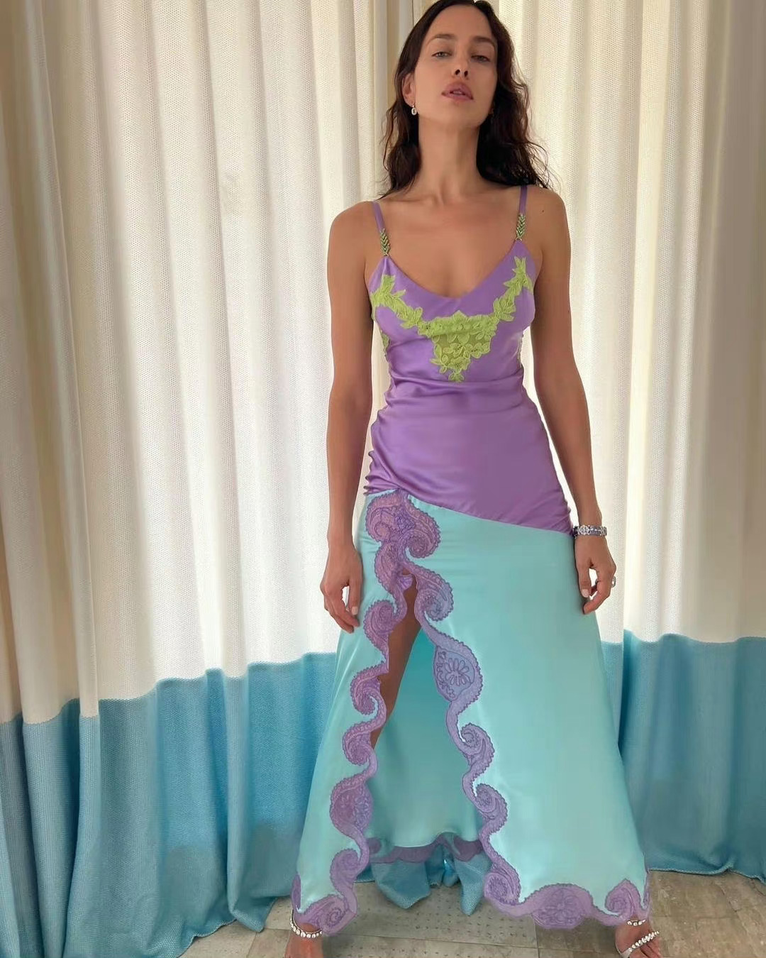 Versace 90年代夸张又亮眼的色彩美学太适合莲姐了__财经头条