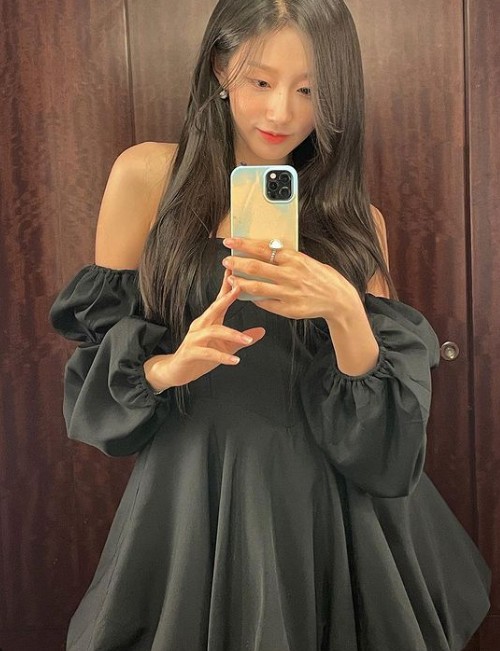 lovelyz原成员郑艺仁SNS发近照展性感诱惑魅力__财经头条