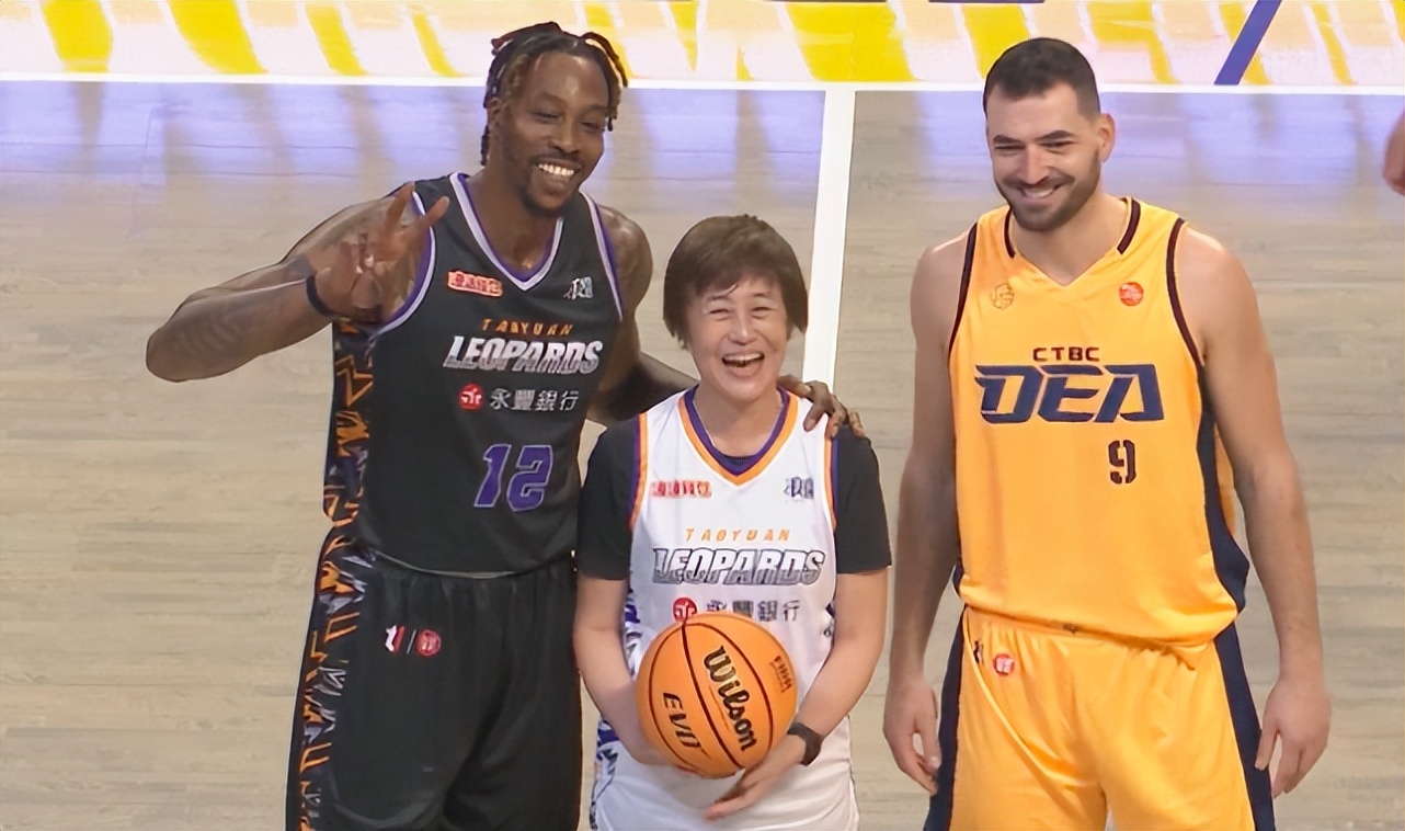 T1首秀霍华德轰38+25+9！人气火爆现场超1.5万名球迷刷新纪录|霍华德|球迷|比赛_新浪新闻