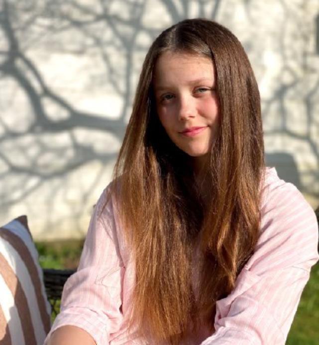 丹麦公主14岁生日照！穿衬衣配白裤大腿粗壮，素颜长痘一点不装