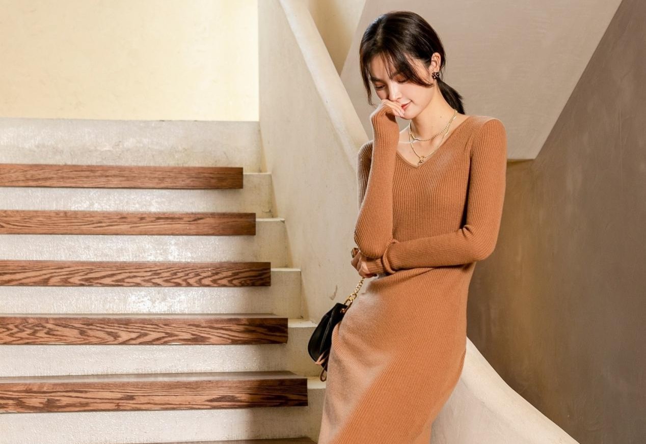 初秋别乱穿裙子，时尚的女人都选择穿针织裙，柔软舒适又洋气|针织裙|半身裙|裙装_新浪新闻