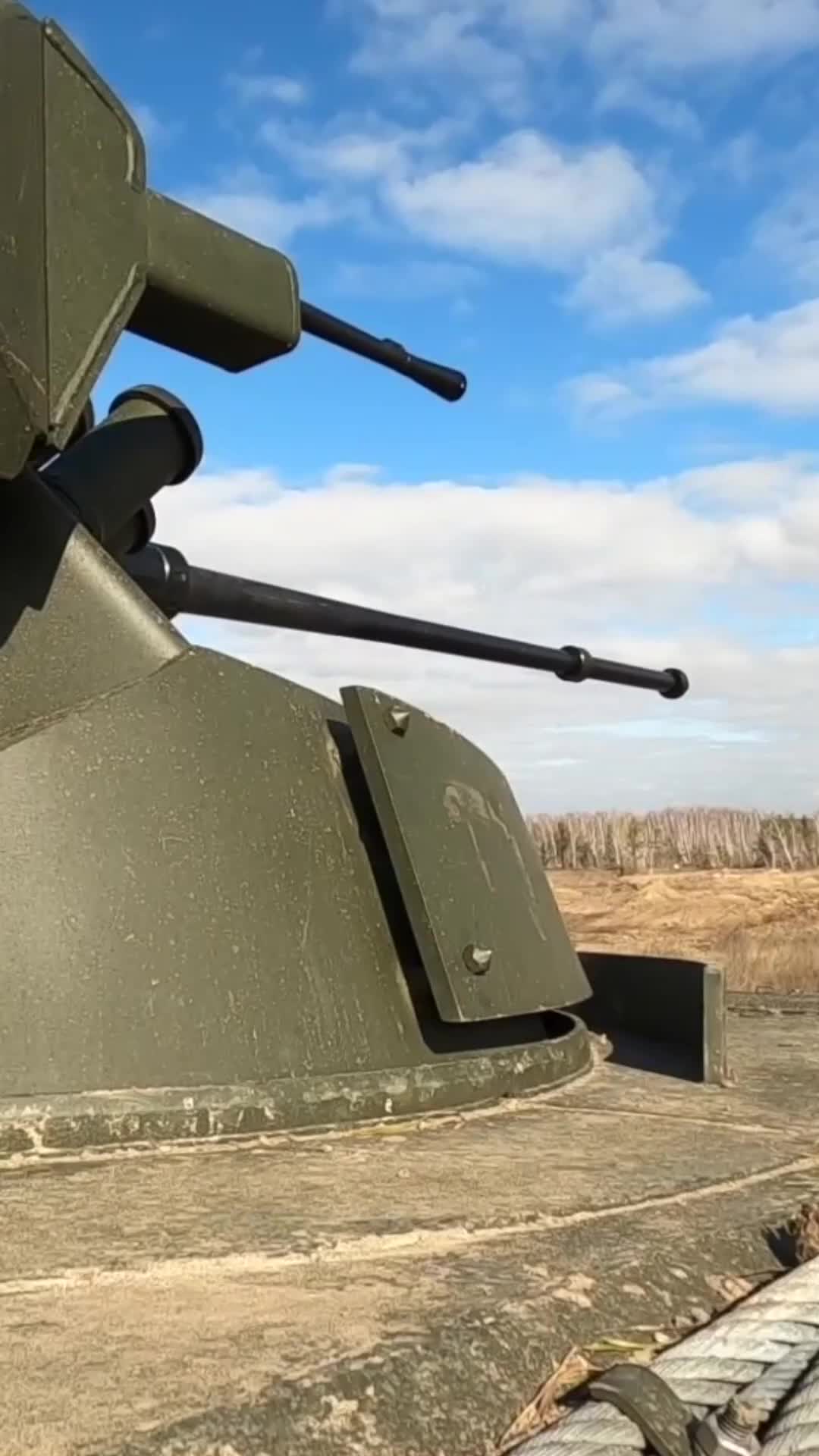 俄军BRM-1K侦察履带式装甲车实弹射击_新浪新闻