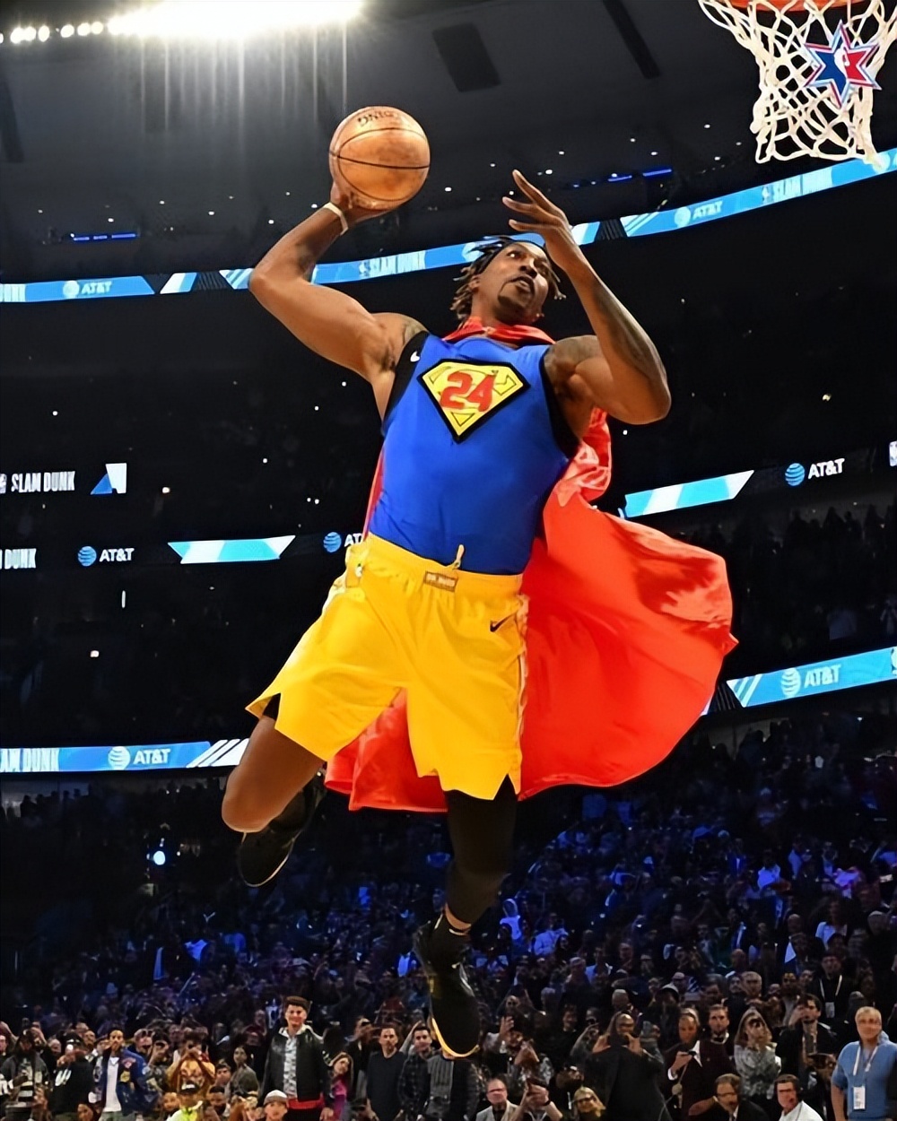 T1首秀霍华德轰38+25+9！人气火爆现场超1.5万名球迷刷新纪录|霍华德|球迷|比赛_新浪新闻