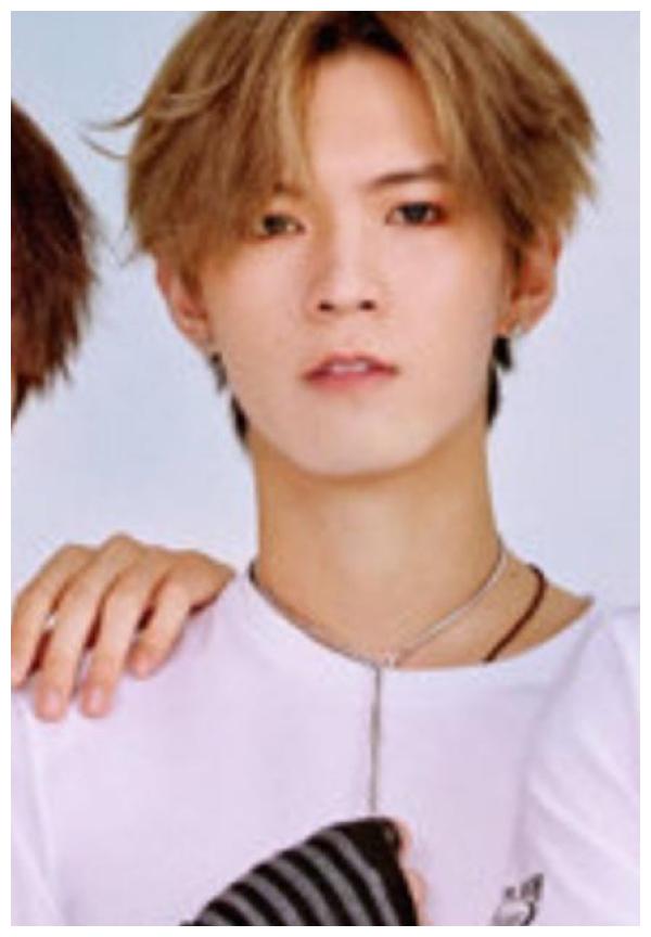 SKY合体登杂志封面，造型朴素气质全无，唯独他表现出众__财经头条