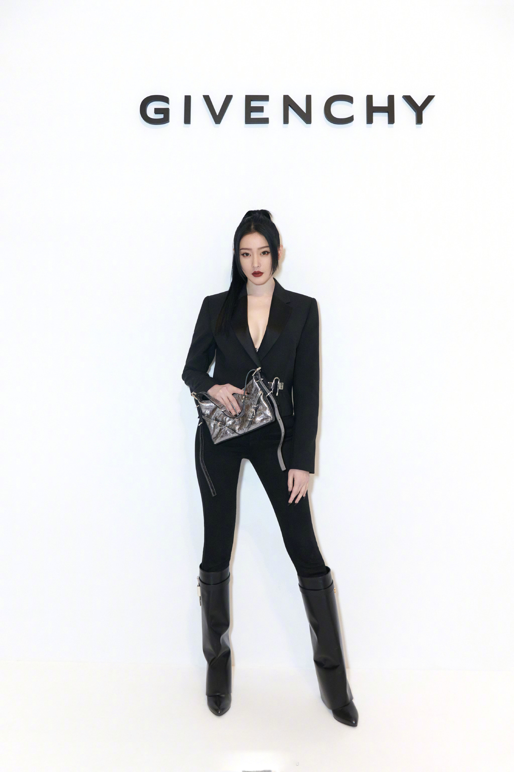 张天爱助阵GIVENCHY 2023秋冬大秀，全黑造型搭配金属银色手袋
