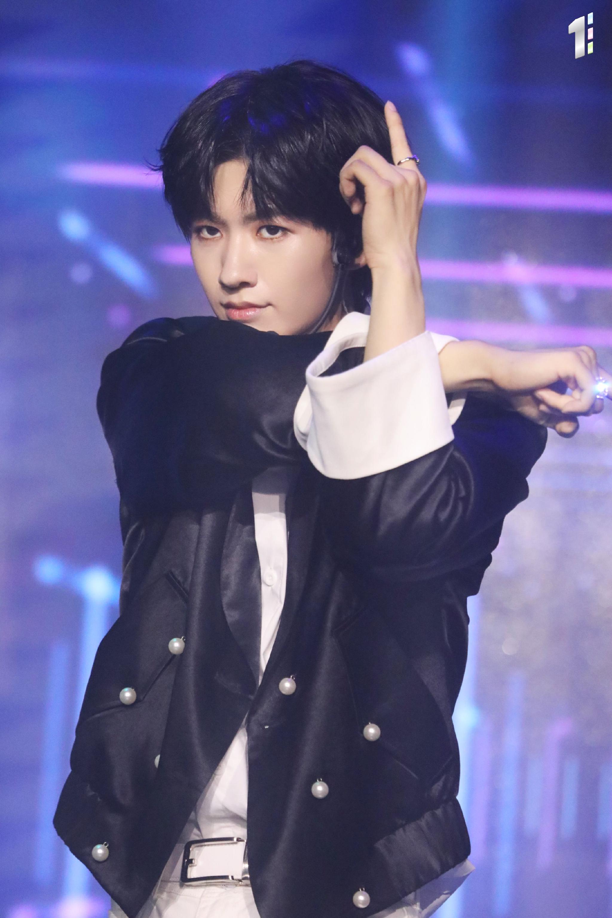 SDT娱乐原创男团ENONE出道发布会 无畏少年初舞台亮相|发布会|男团_新浪新闻