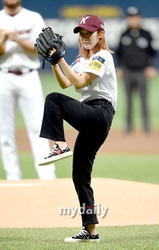 韩国女歌手Cho A担任职业棒球比赛开球嘉宾