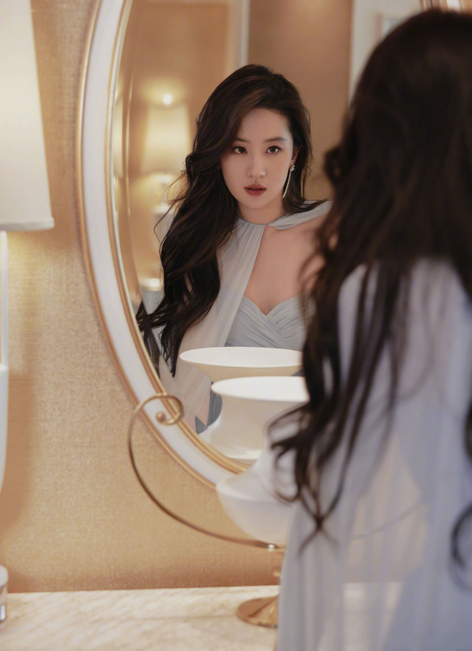 刘亦菲澳门国际电影节红毯造型，蓝色抹胸礼裙搭配温柔卷发