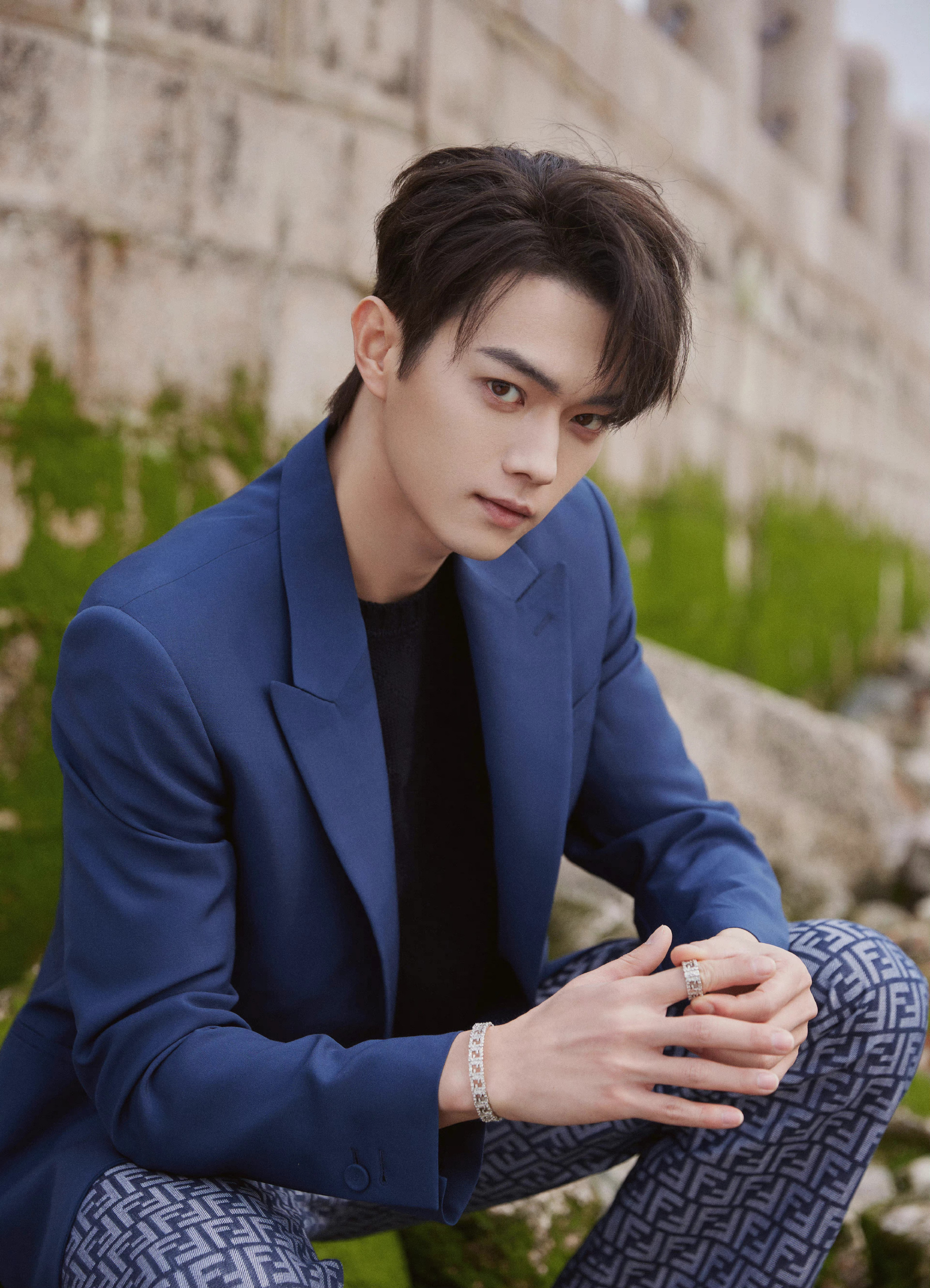 许凯今日出席Fendi线下活动，身穿蓝色西装搭配logo印花长裤