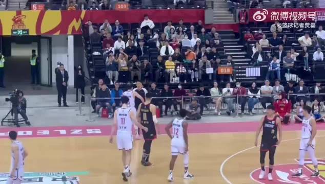 据现场球员透露 当值裁判骂了王奕博一句：“WCNM！”_新浪新闻
