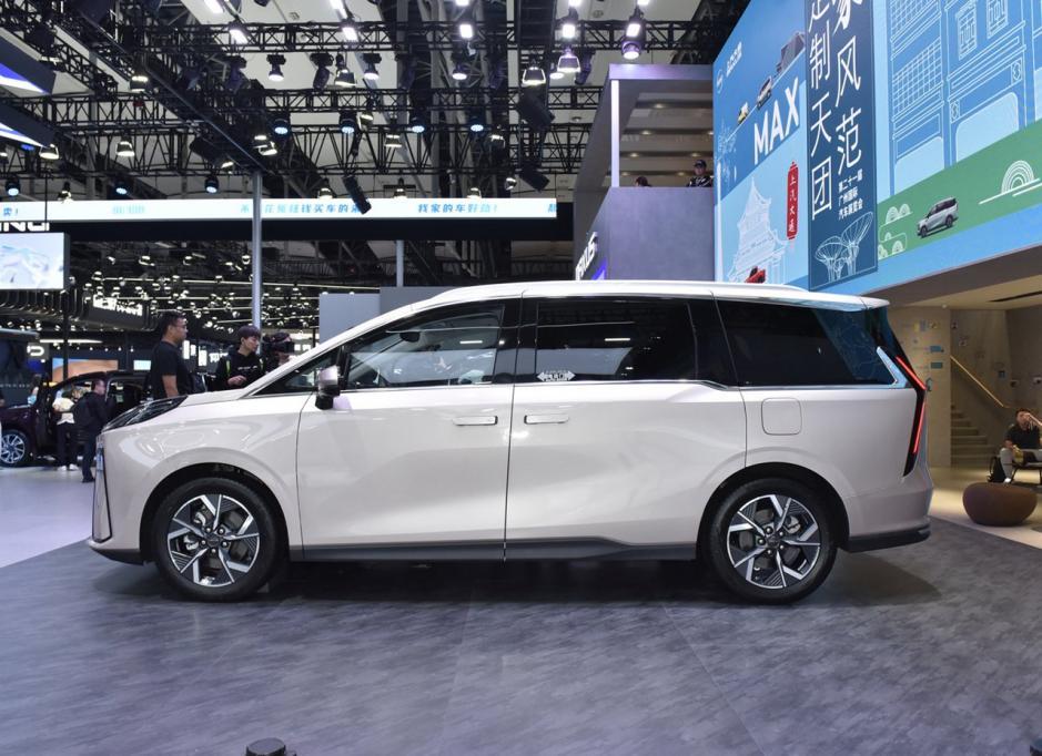 上汽大通G70设计越来越精致，把MPV的视觉感受设计成了SUV-新浪汽车