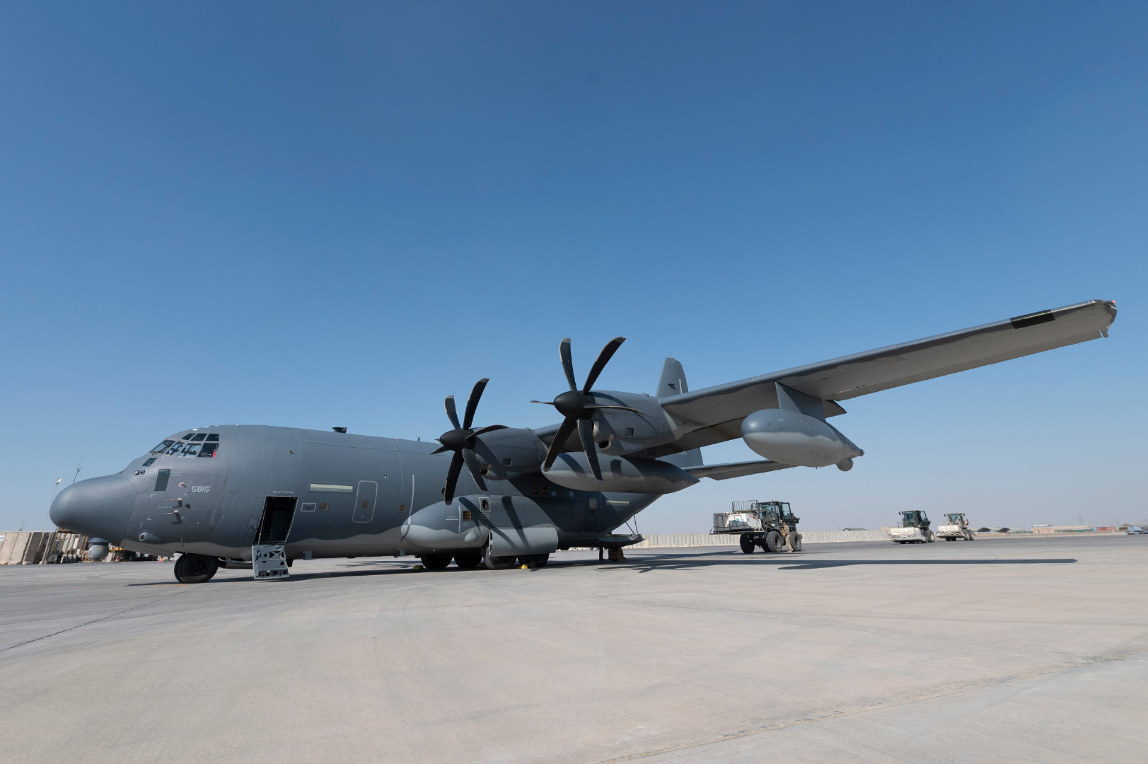 第26远征救援中队的HC-130J战斗之王II正在装货