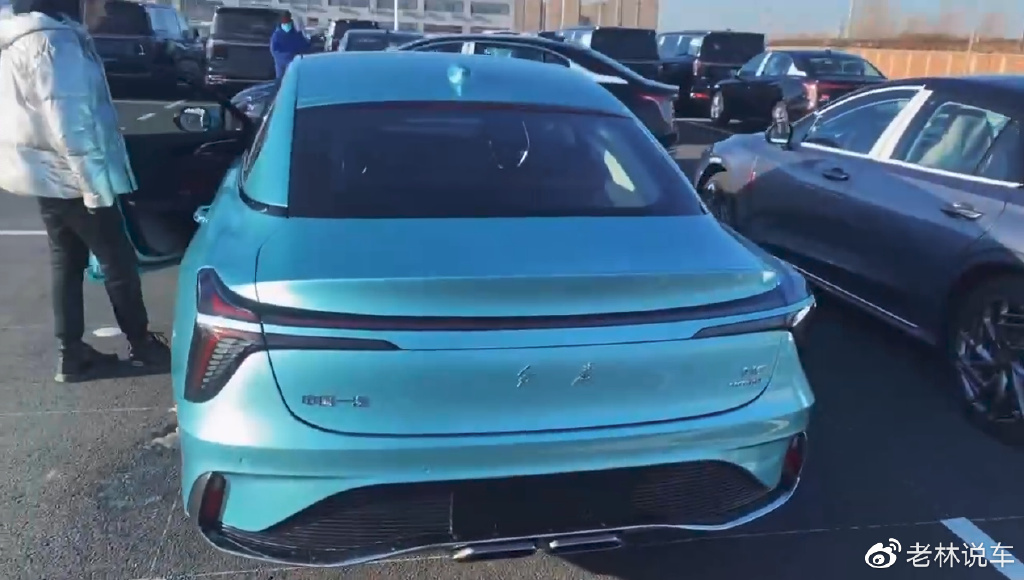 实车曝光，大溜背+中置双排气，配2.0T+8AT，带你提前看红旗H6-新浪汽车