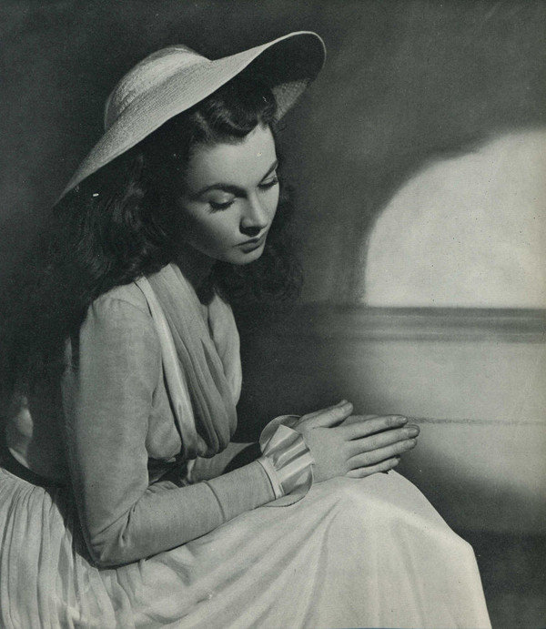 “她有如此的美貌，根本不必有如此的演技；她有如此的演技