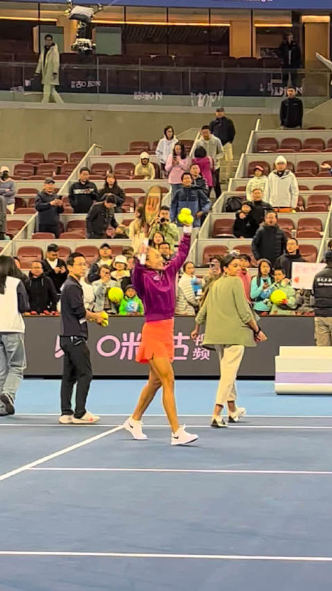 今夜，陪QUEEN WEN到现在的朋友举个手？！|QUEEN|郑钦文_新浪新闻