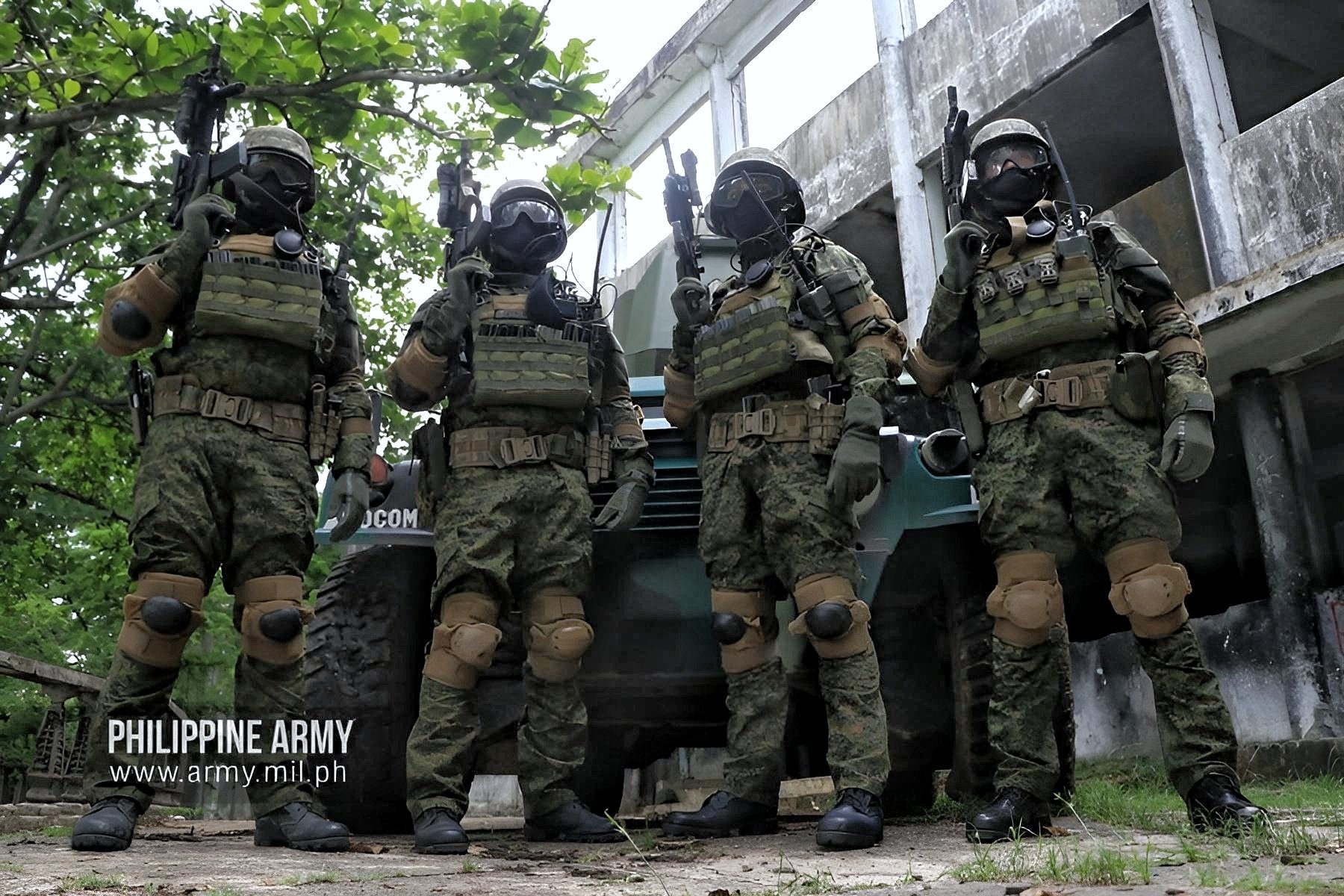 使用MK18 MOD 0步枪的菲律宾陆军轻型快速反应团的特战队员__财经头条