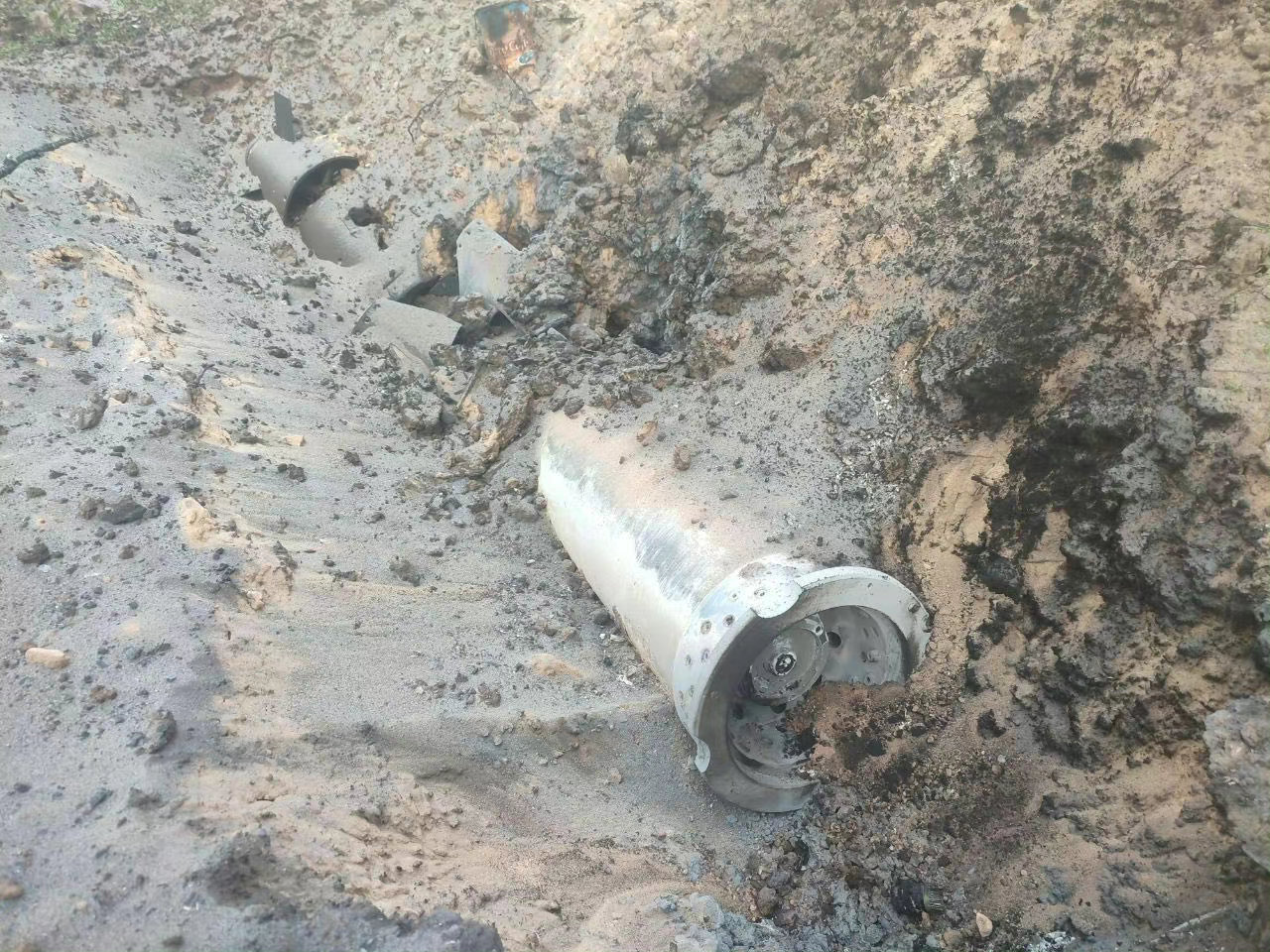 赫尔松州的新卡霍夫卡，疑似未成功引爆的M31型制导火箭弹__财经头条