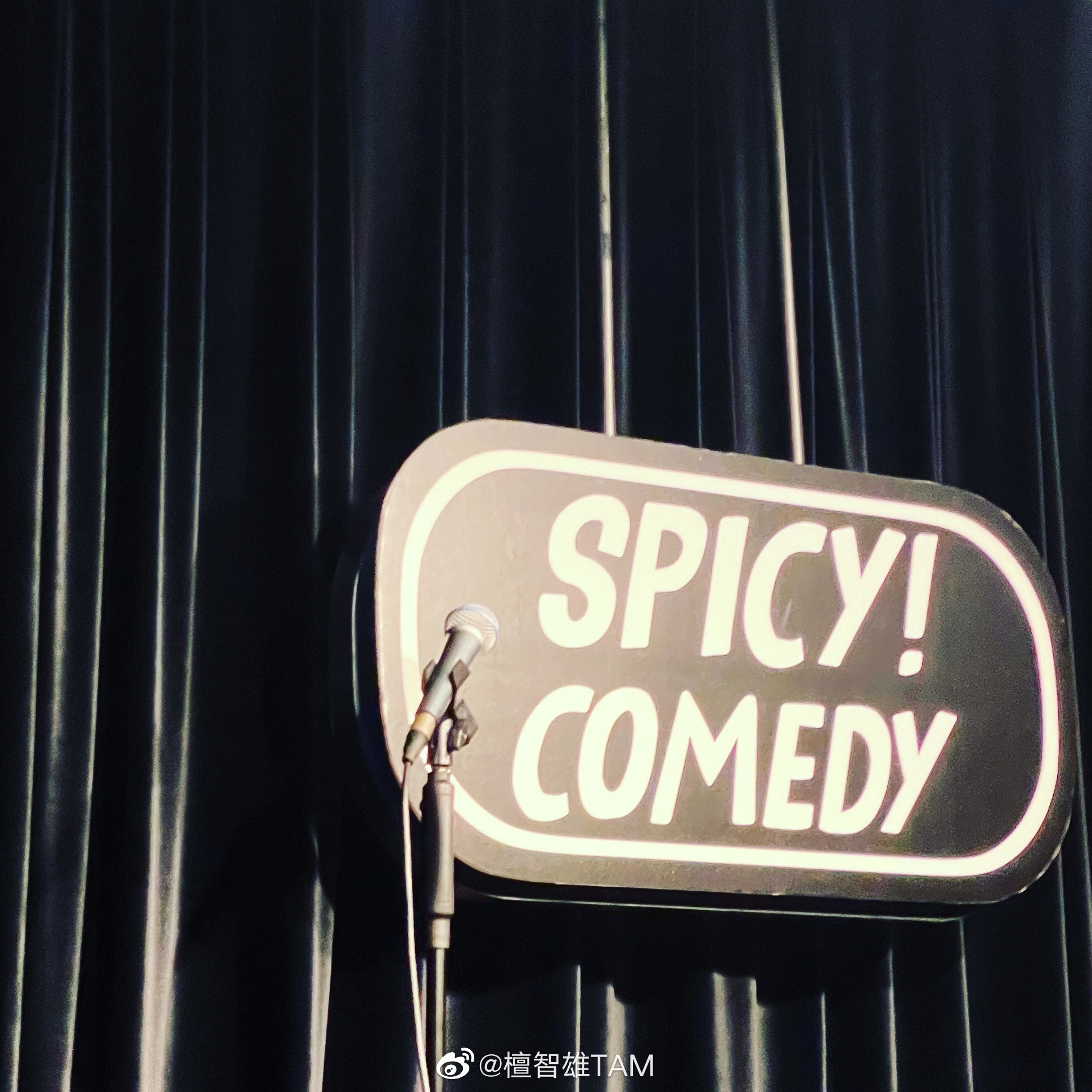 拖着没有好的腿去看了Spicy Comedy，Norah的节奏也太好了……