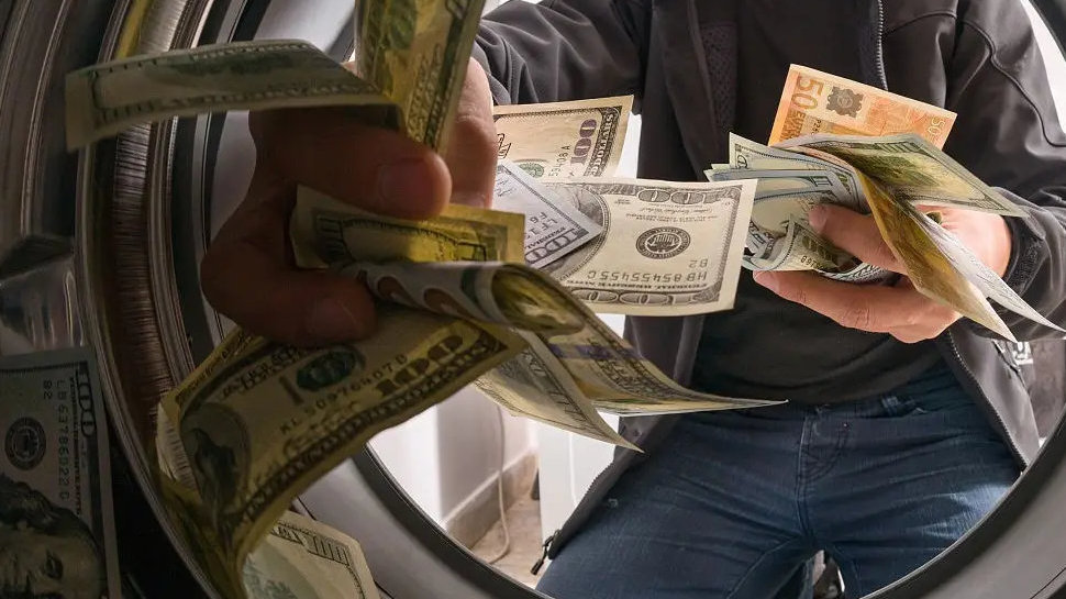 贪污获利56元被判刑近3年罚款20万，女子在法庭泣不成声|出纳|法庭|监委_新浪新闻