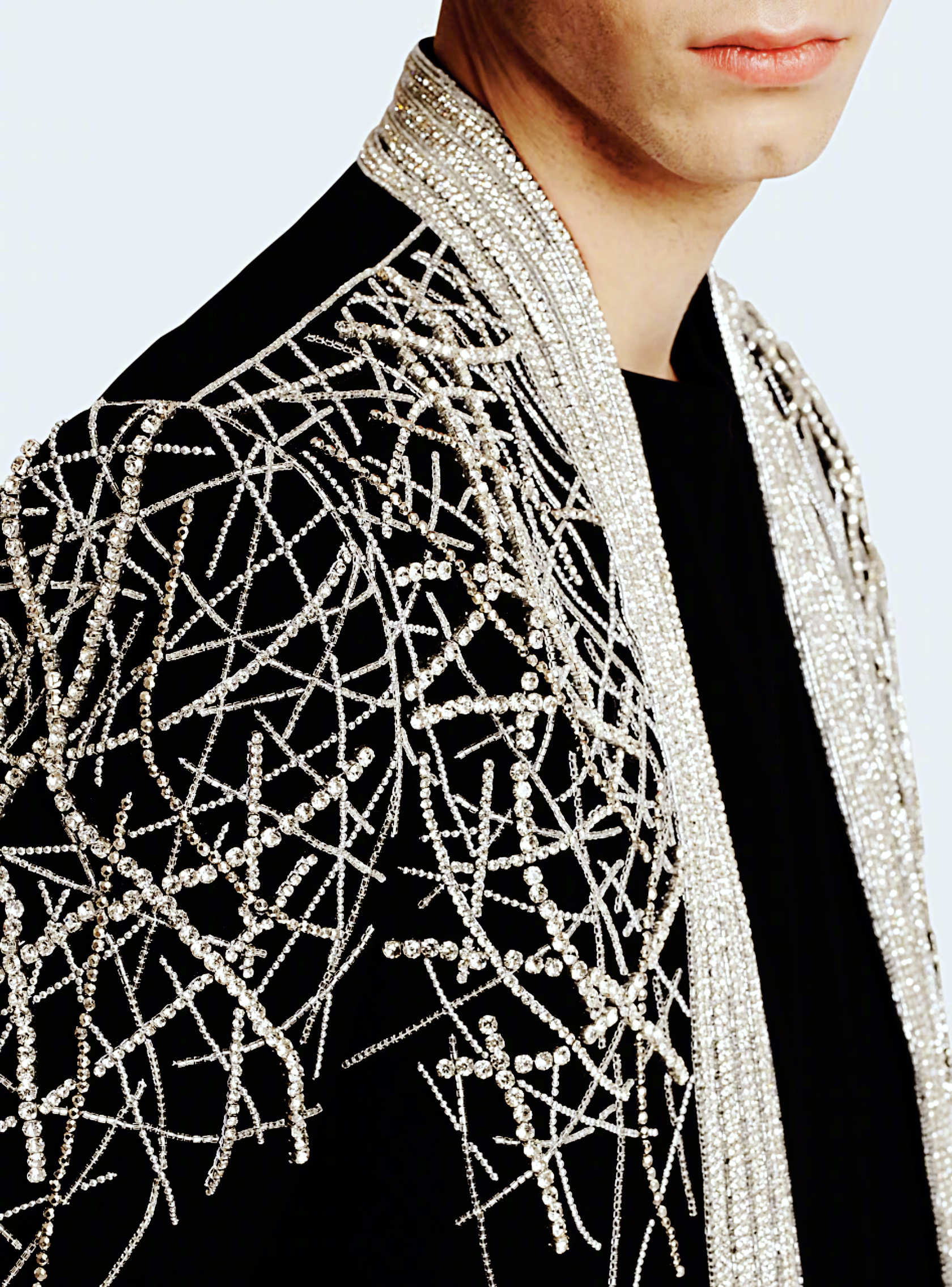 今天出席微博之夜的第二套造型身穿的是Balmain__财经头条