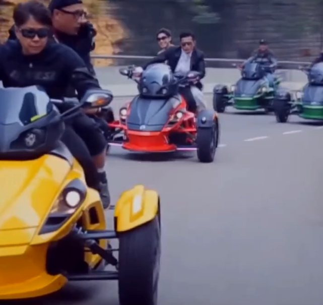 黄祥兴晒结婚恩爱合影庆结婚10周年 开三轮摩托车车队接亲很有型