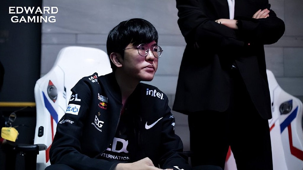 LPL资格赛开战！JunJia首发上场，RNG麻了：白研究Jiejie了？|资格赛|上场|季后赛_新浪新闻