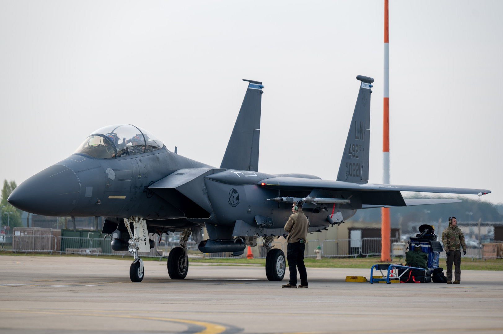 第494战斗机中队的美国空军F-15E攻击鹰在英国拉肯希思皇家空军起飞__财经头条