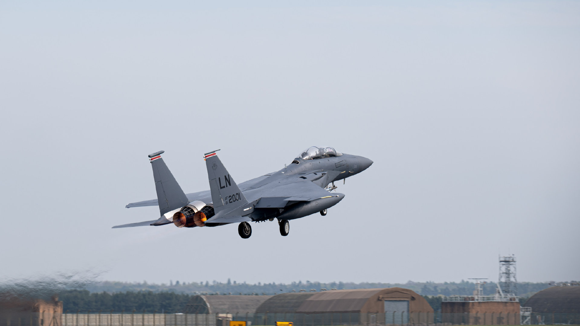 第494战斗机中队的美国空军F-15E攻击鹰在英国拉肯希思皇家空军起飞__财经头条