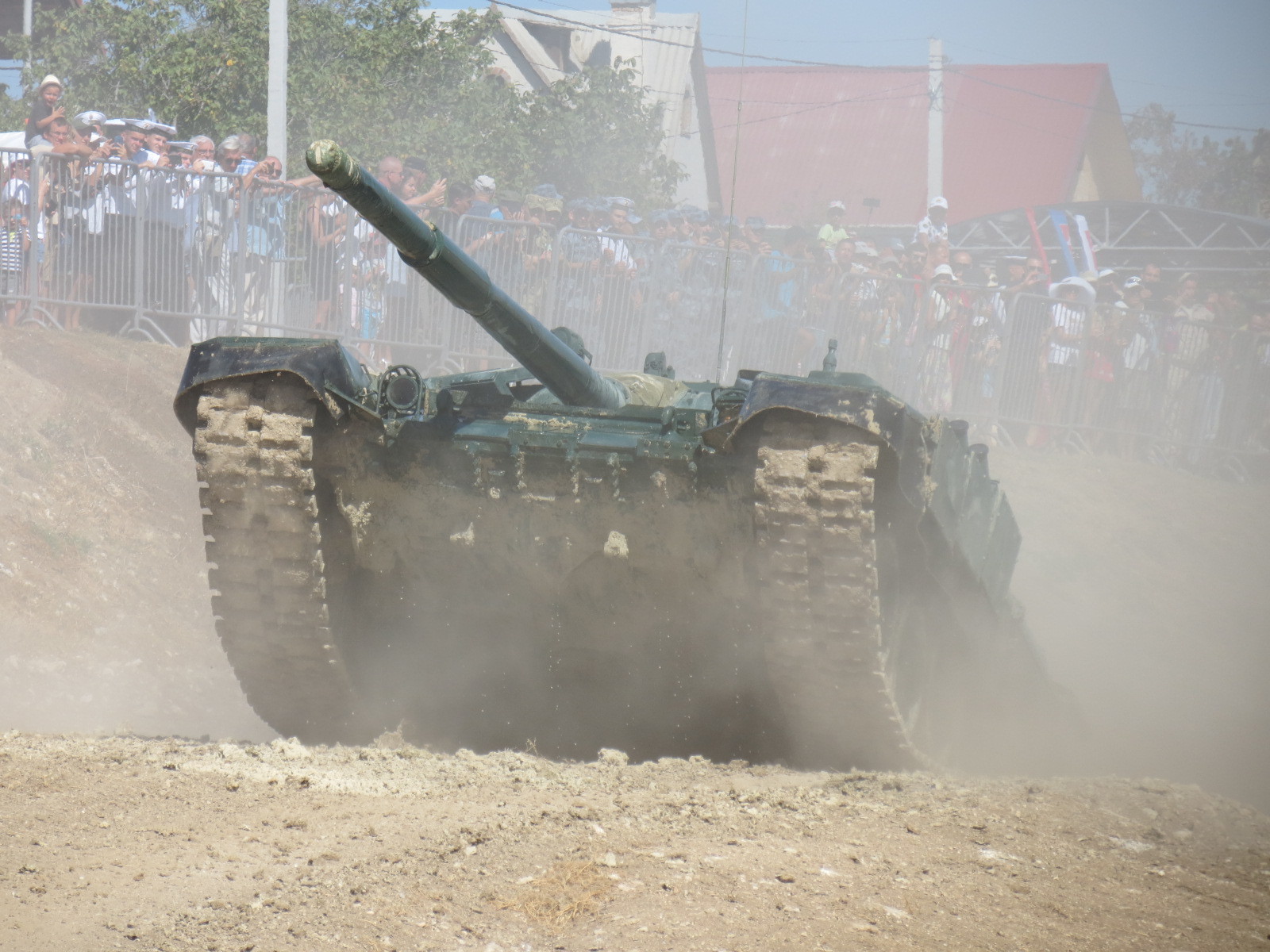 俄罗斯黑海舰队126个独立海岸防卫旅T-72b3部署在塞瓦斯托波尔