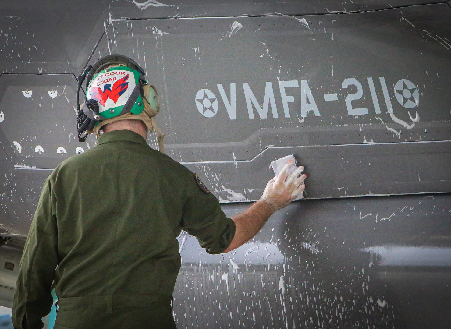 海军陆战队攻击中队211（VMFA-211）的一名士官完成了英国马勒姆皇家