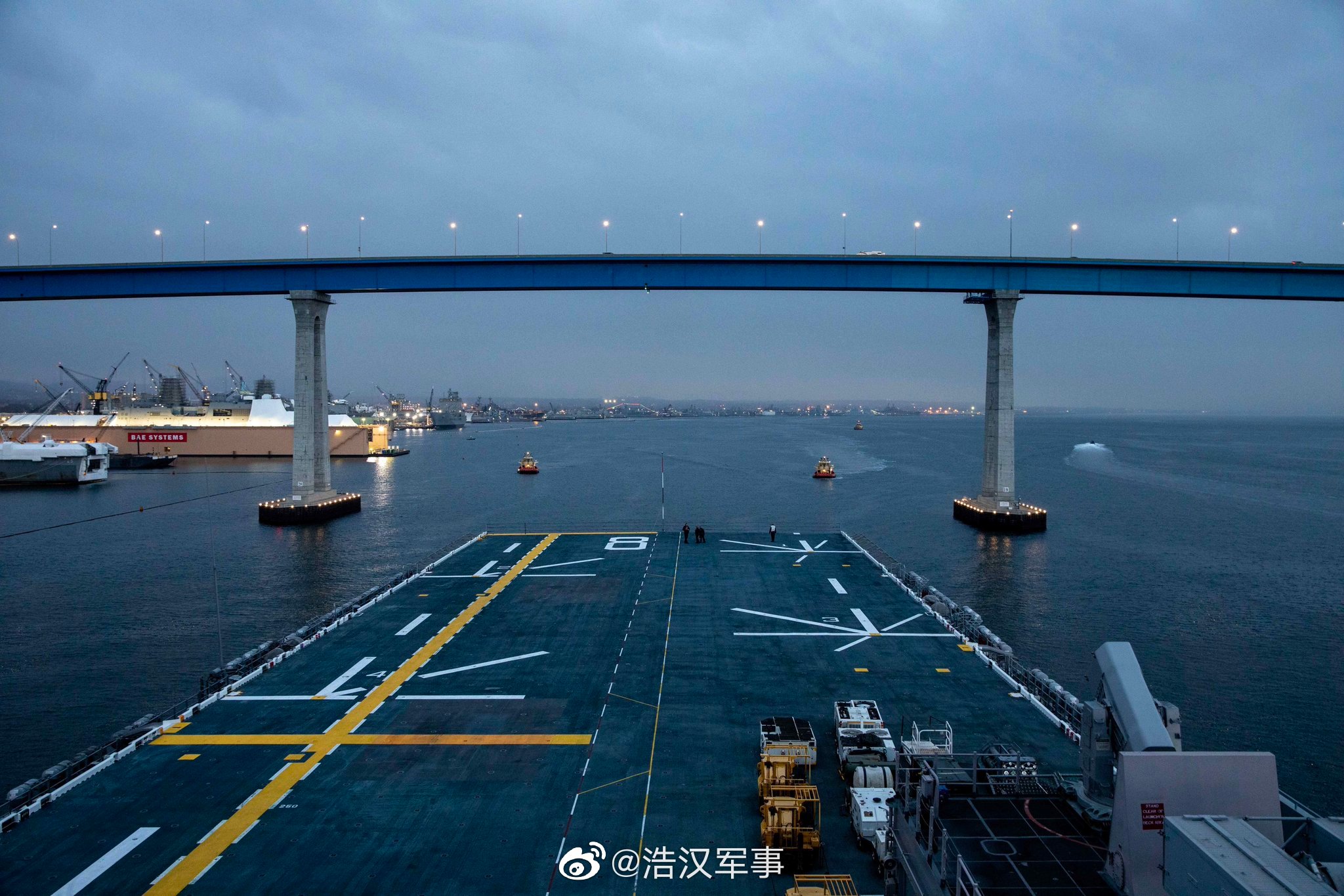 美国海军“金马岛”号两栖攻击舰回圣迭戈军港__财经头条