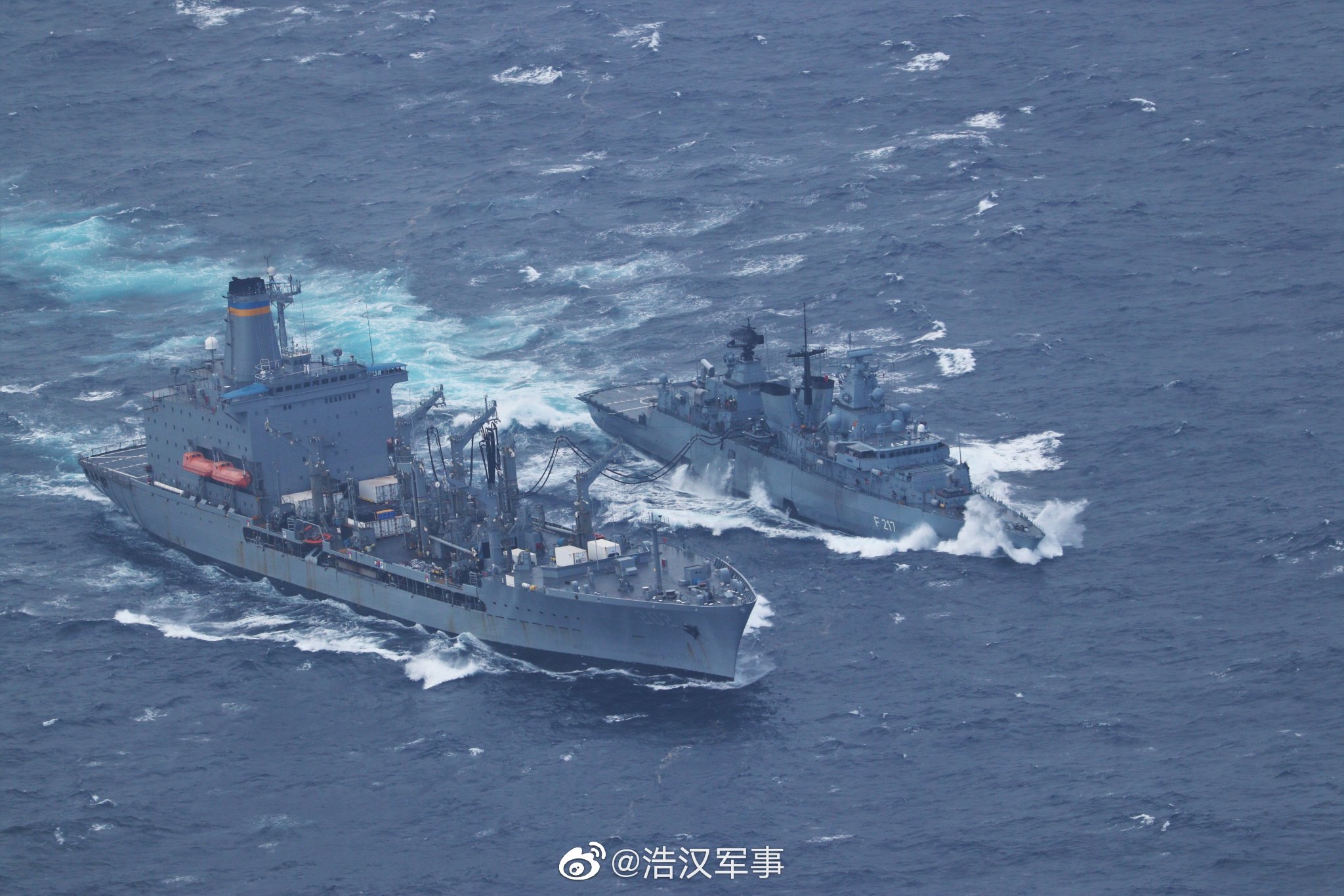德国海军F123级护卫舰“拜仁”号回国途中在印度洋接受美军补给舰……