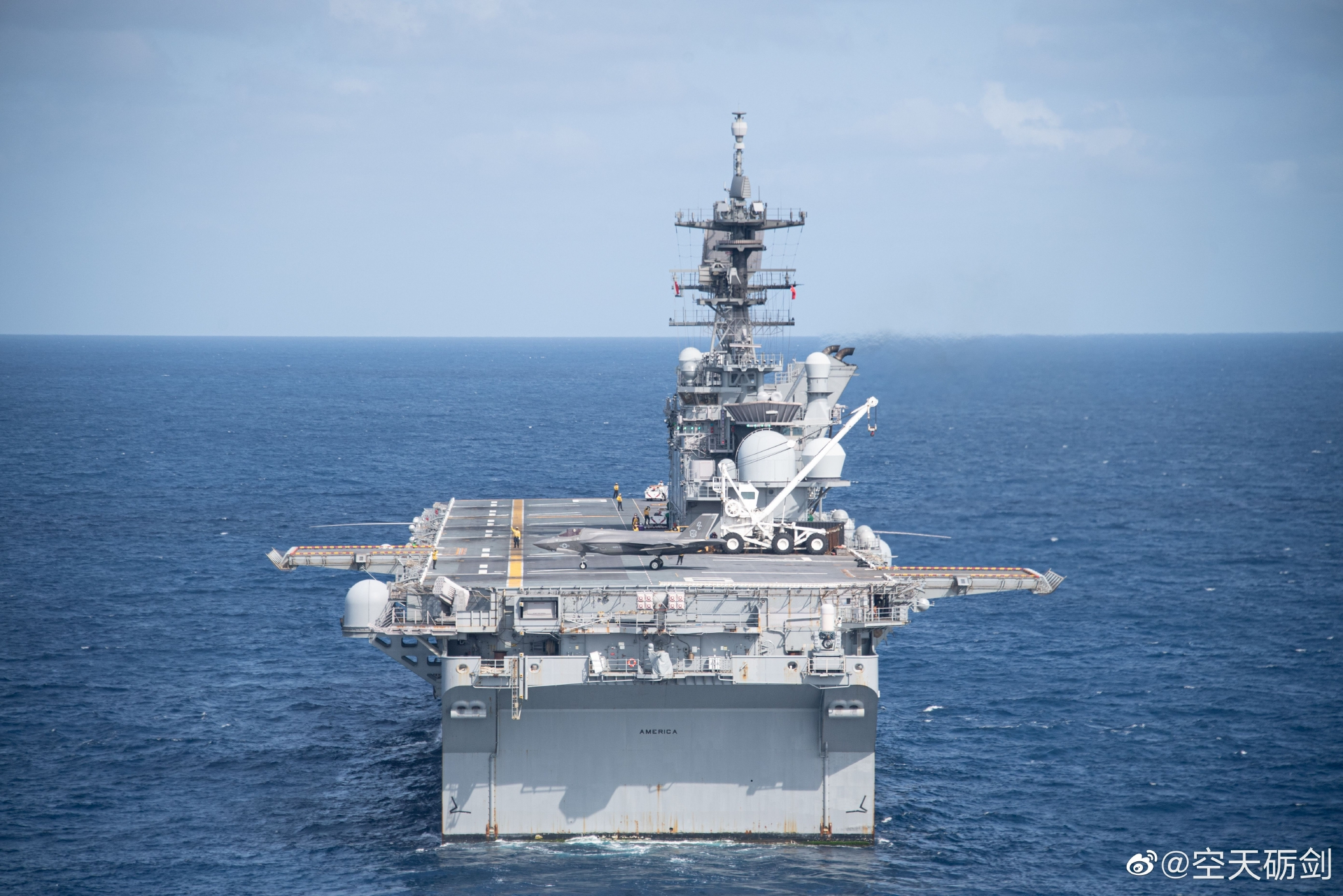 近日，美国海军“美国”号（LHA-6）两栖攻击舰携带MV-22B倾转旋……