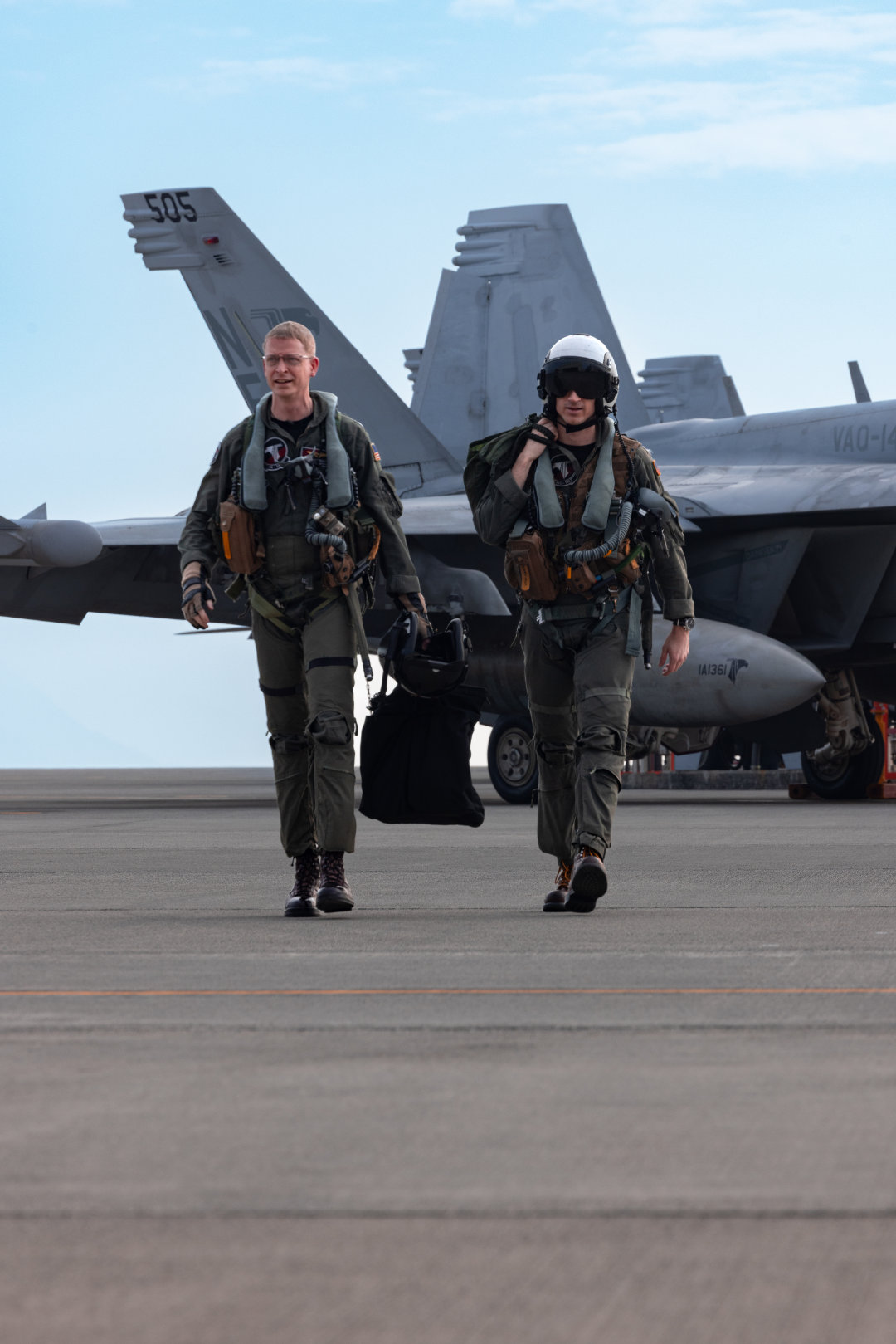 第141电子攻击中队(VAQ)在日本岩国海军陆战队航空站举行指挥变更仪式