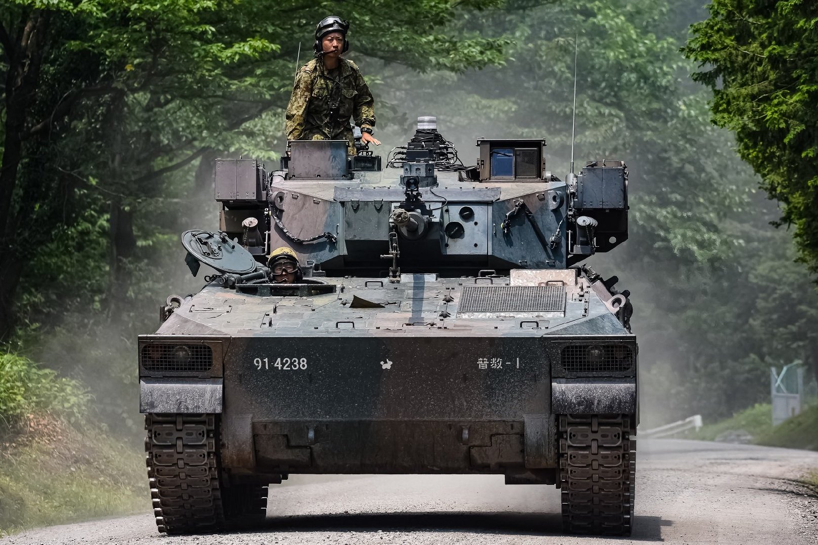 IFV主武器为Oerlikon公司授权制造90口径35mm KDE机炮还有装备APDS（