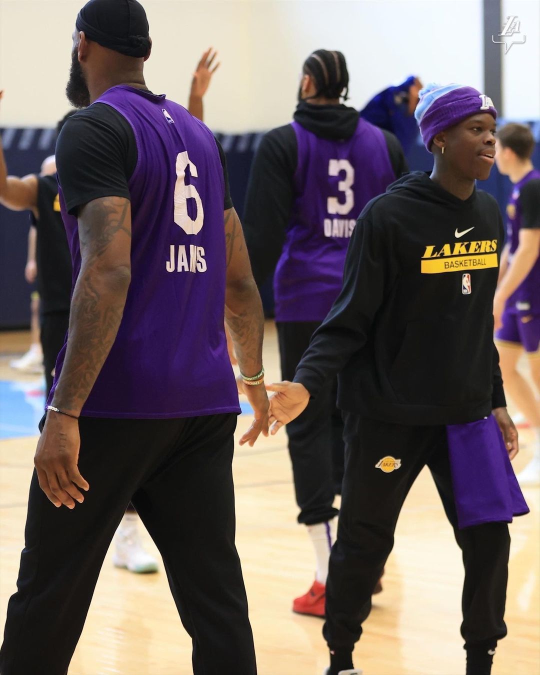 那谁？不要勾肩搭背的噢！__财经头条