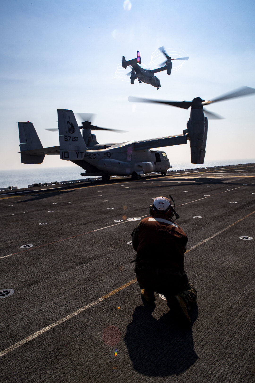 MV-22鱼鹰飞行员从两栖攻击舰“麦金岛”号（LHD 8）的甲板起飞