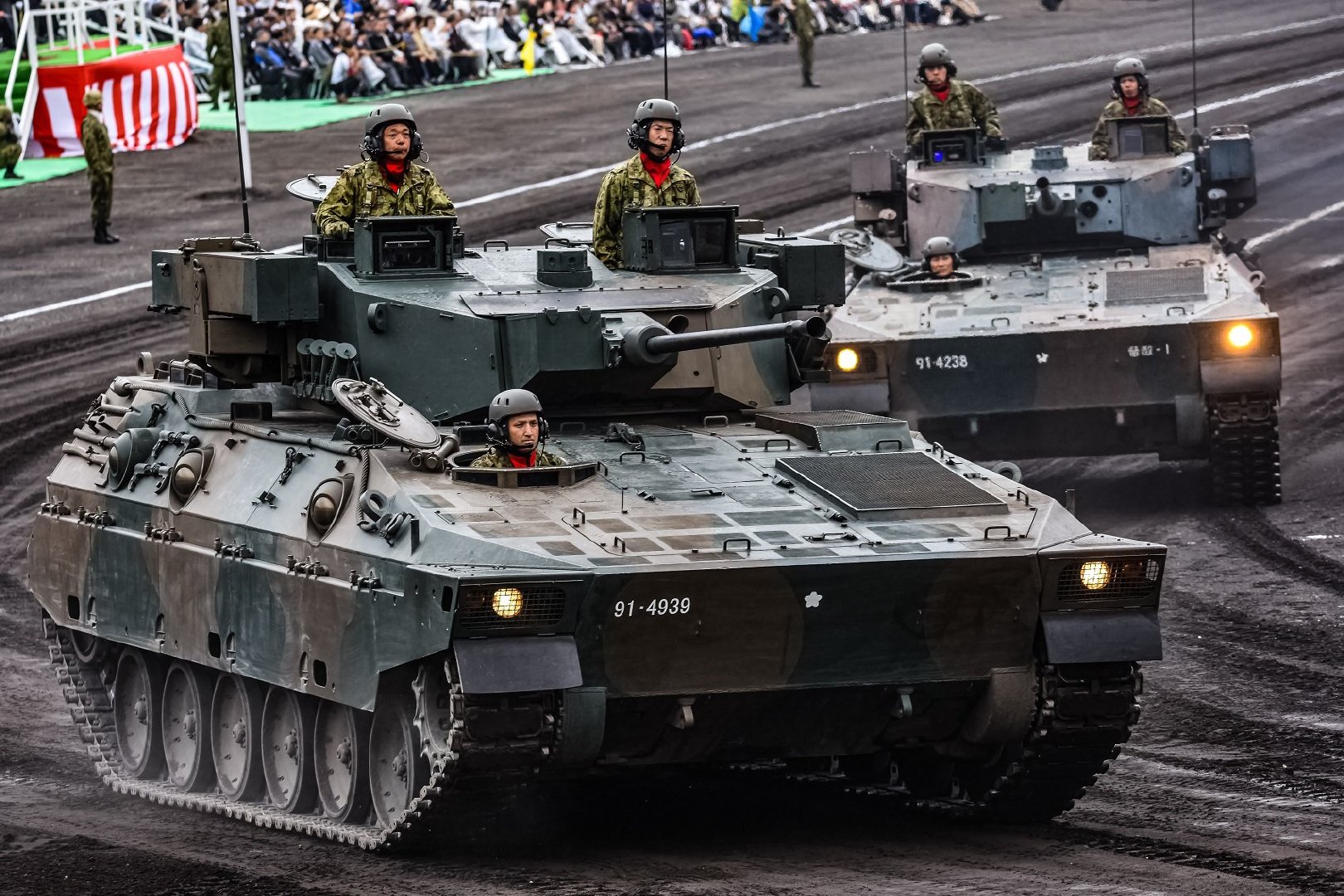 IFV主武器为Oerlikon公司授权制造90口径35mm KDE机炮还有装备APDS（