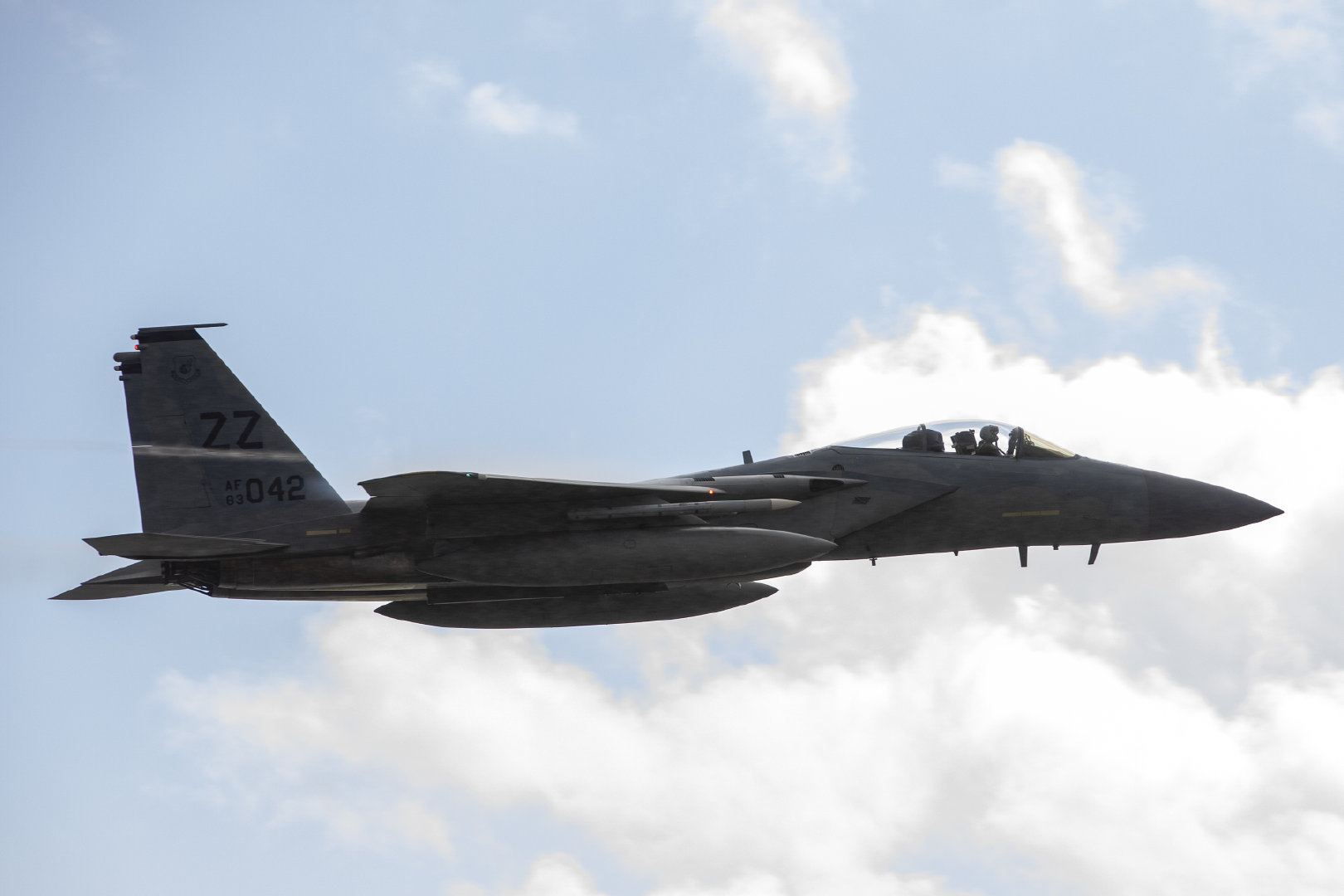 第67战斗机中队的F-15C鹰在2020年9月3日在日本横田空军基地的跑道上